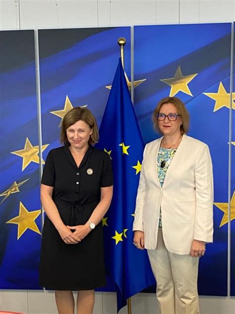 Средба Грковска Јурова Јакнењето на демократските вредности е клучно за напредокот во