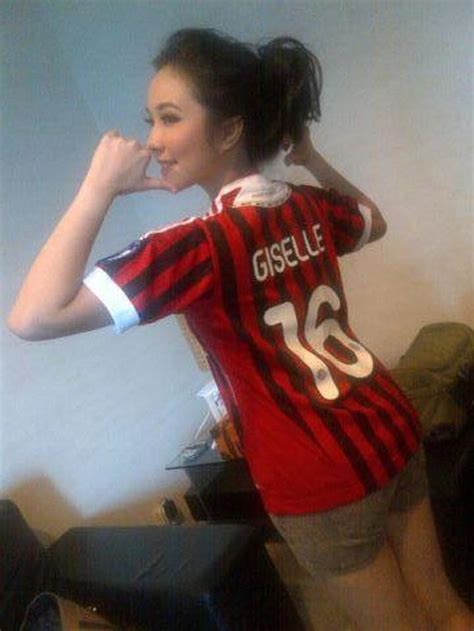 6 Artis Cewek Tanah Air Ini Fans Fanatik Ac Milan 11 Tahun Menanti