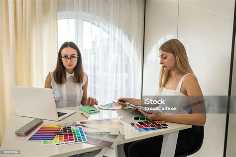 집 팔른과 색상 팔레트 인테리어 디자인으로 작업하는 두 명의 여성 디자이너 보여주기에 대한 스톡 사진 및 기타 이미지 보여주기 부동산 중개업자 사람들 Istock