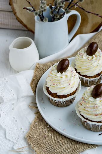 당근 부활절 Cupcakr에 초콜릿 달걀과 휘 핑 크림 설탕을 가까이 세 반사 초점 0명에 대한 스톡 사진 및 기타 이미지 0명 노랑 당근 Istock