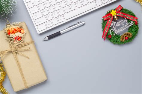 메리 크리스마스와 해피 새해 사무실 작업 공간 데스크탑 개념 복사 공간이있는 키보드와 크리스마스 장식으로 평평한 상단보기를 배치합니다 개념에 대한 스톡 사진 및 기타 이미지