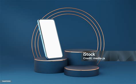 파란색 배경에 금색 테두리와 구리 원이 있는 실린더 연단에 있는 파란색 휴대폰 미니멀 스튜디오 3d 3 받침대 모형 공간을 현대적으로 빈 흰색 화면이 있는 스마트폰 3d