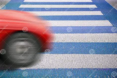 Cruzamento Pedestre Azul E Branco Com O Carro No Primeiro Plano Imagem