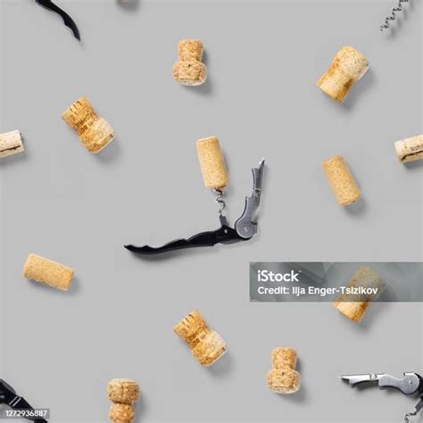 흰색 백라이트 배경에 원활한 패턴 와인 코르크 패브릭 인쇄 종이 인쇄 배경 화면 디자인코르크와 코르크 나사와 와인 원활한 패턴 0명에 대한 스톡 사진 및 기타 이미지