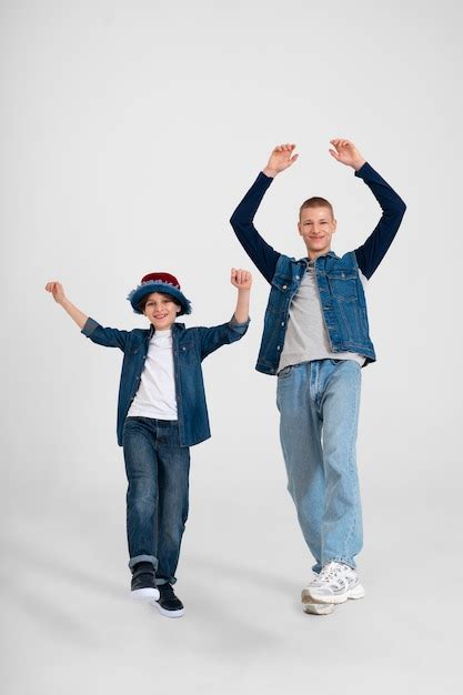 Adolescent Et Son Jeune Frère Portant Ensemble Des Tenues En Denim