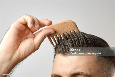 회색 배경에 나무 빗으로 머리를 닦는 남자를 닫습니다 머리 분실 및 비듬 개념에 대 한 치료 남성용 화장품 이발소 광고 갈색 머리에 대한 스톡 사진 및 기타 이미지 Istock