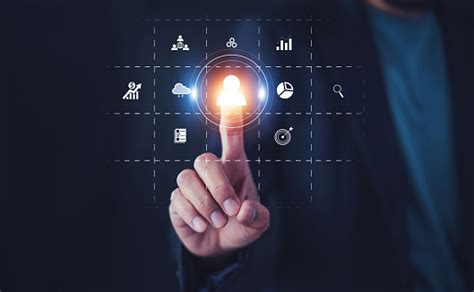 고객을 타겟팅하기 위해 화면을 터치하는 사업가 대상 고객 구매자 페르소나 고객 행동 개념 마케팅 계획 및 전략 개인화 마케팅 고객 중심 전략 감정에 대한 스톡 사진 및 기타