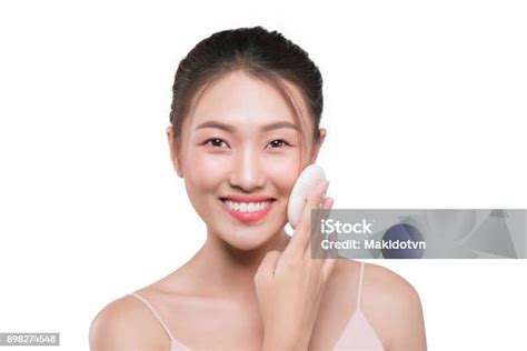 파우더 퍼프를 사용 하 여 몇 가지 가루를 적용 하는 아름 다운 젊은 아시아 모델의 초상화 메이크업 화장품에 대한 스톡 사진 및