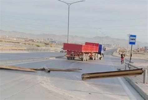 Авто замын хашлага мөргөж эвдсэн ачааны тээврийн хэрэгслийн жолоочийг шалгаж байна