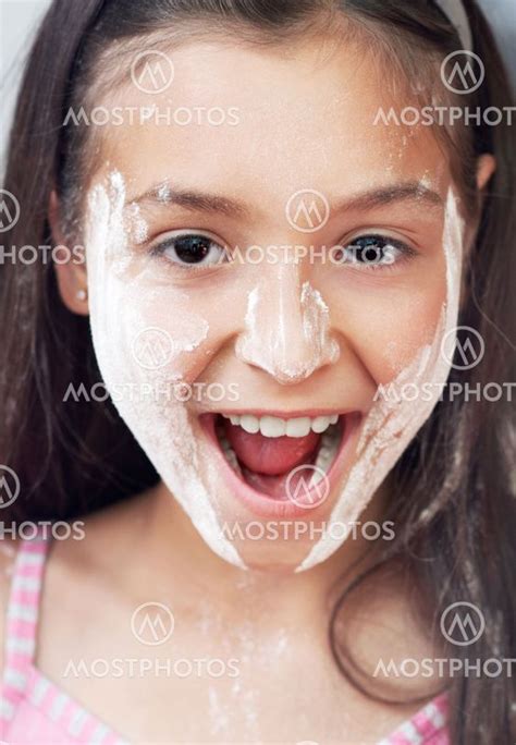 Долбит и потом спускает на лицо Lacy Cummings