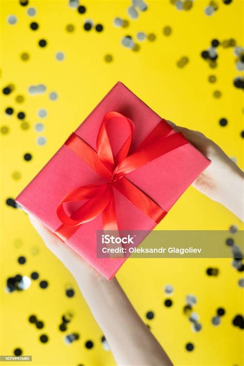 여자의 손에 리본 노란색 배경에 빨간색 선물 상자를 들고 0명에 대한 스톡 사진 및 기타 이미지 0명 공란 공휴일 Istock