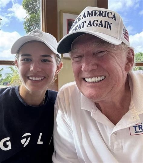 “대통령 될 사람이 돈에 환장”…크리스마스 특수 노려 돈벌이 나선 트럼프