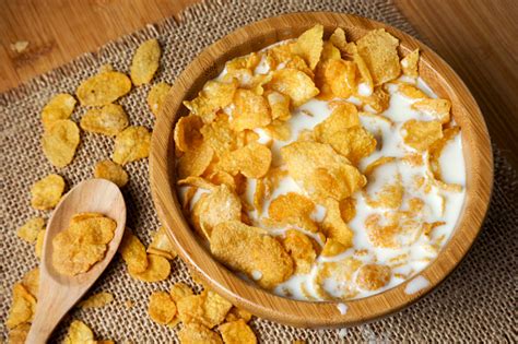 테이블에 숟가락으로 그릇에 우유와 콘플레이크 시리얼 0명에 대한 스톡 사진 및 기타 이미지 0명 건강한 식생활 노랑 Istock