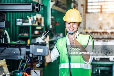 아시아 여성은 중장비 제조 공장 바닥에 서있는 동안 클립 보드를 들고 산업 엔지니어 또는 Qc 팀입니다 공장 작업자 개념입니다 개발에 대한 스톡 사진 및 기타 이미지