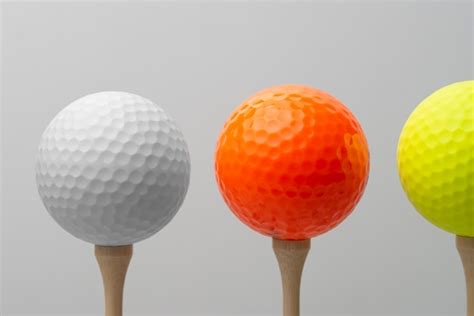 다른 도구와 함께 골프공 보기 무료 사진