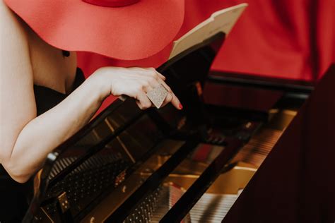 무료 사진 피아노 악기를 연주하는 피아니스트 손의 클로즈업