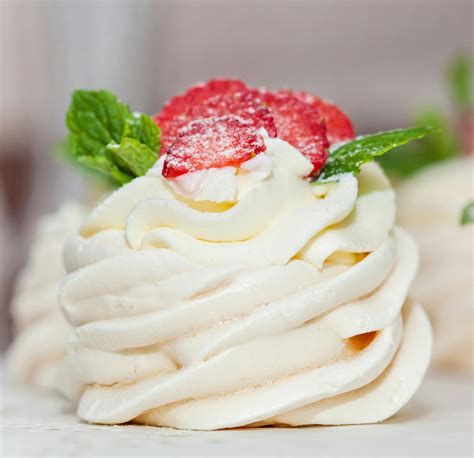 고급 디저트 고명 과일 과자 단 것 달콤한 대접 디저트 딸기 맛 맛있는 미식가 바닐라 베이킹 사탕 생과일 생일 케이크 설탕을 입힌 아이싱