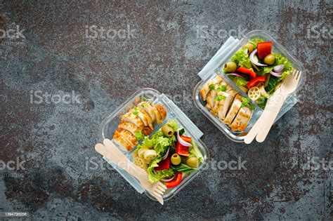 구운 닭 가슴살과 신선한 야채가 들어간 파스타 샐러드가있는 도시락 톱 뷰 도시락에 대한 스톡 사진 및 기타 이미지 도시락