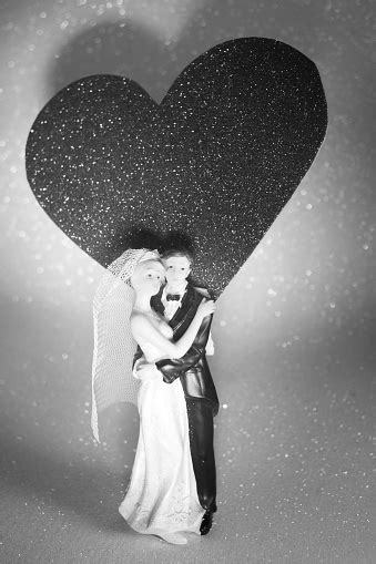 웨딩 커플 결혼 케이크 토퍼 플라스틱 숫자 턱시도 저녁 양복 흰 진사 드레스 베일 0명에 대한 스톡 사진 및 기타 이미지 0명 결혼 의식 결혼식 Istock