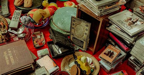 골동품 구색 구식 권투 기념품 노점 다양한 독특한 두번째 손 레트로 문화 문화 유산 바자 벼룩시장 변화