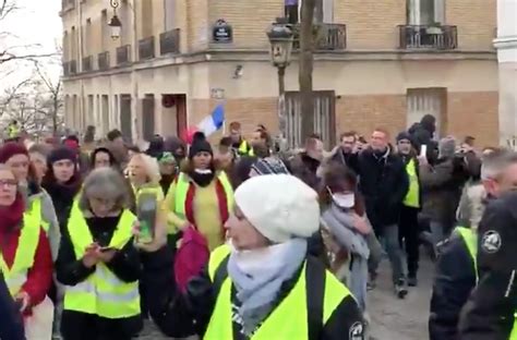 В акциях протеста жёлтых жилетов в Париже участвуют около 800 человек