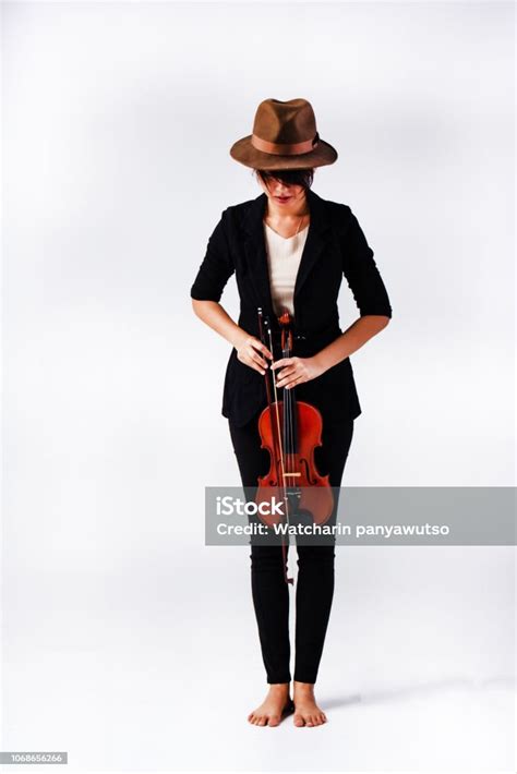 여자 검은 양복과 갈색 모자를 입고 들고 바이올린과 활 배경에 서 있는 손에 재생을 위한 준비 Classical Concert에 대한 스톡 사진 및 기타 이미지 Istock