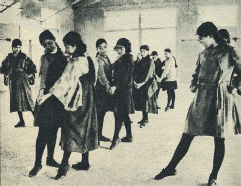 大正時代の女学生。1925年（大正14年）の東京女学館、ダンスの授業の模様。 古い写真 大正時代 大正