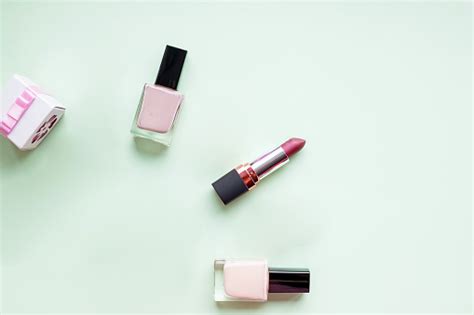 위에서 파스텔 배경에 여성 메이크업 뷰티 제품 트렌디 한 플랫 레이 패션과 뷰티 소매 제품 손톱과 큐티클 입술의 복사 Spacecare 네일 아트 컨셉 미술 화장품 선물에