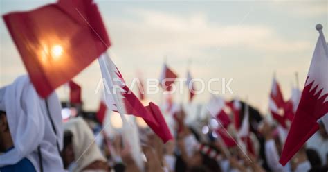 مجموعة من القطريين يرفعون اعلام دولة قطر، ذكرى اليوم الوطني القطري