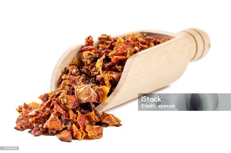 흰색 배경에 고립 된 나무 국자에 말린 토마토 향신료와 음식 재료 건강한 식생활에 대한 스톡 사진 및 기타 이미지 건강한 식생활 건조 식품 건조한 Istock