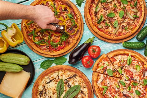 블루 나무 바탕에 이탈리아 피자 세트입니다 요리사는 피자를 잘라냅니다 이탈리아 요리를 제공 합니다 미식가 피자 컬렉션 수집에 대한 스톡 사진 및 기타 이미지 Istock