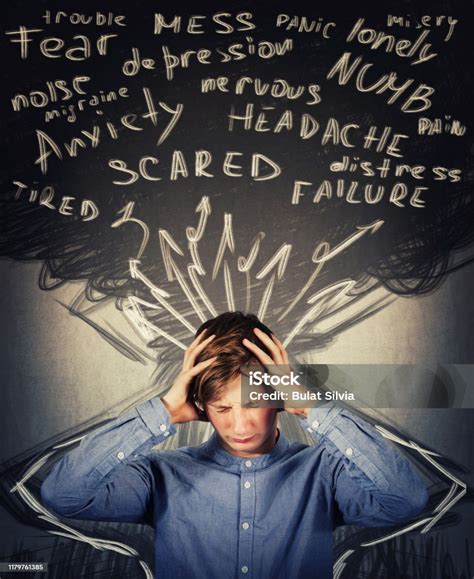 무서운 십대 소년은 머리에 엉망 귀를 덮고 손 눈을 감고 통증 두통 및 정서적 스트레스를 느낀다 불안 정신 건강 문제 사춘기 우울증 치매 질환 정신 분열증 십대에 대한 스톡