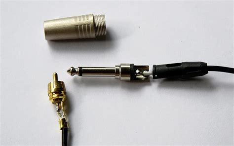 MENYAMBUNG KABEL SYSTEM AUDIO