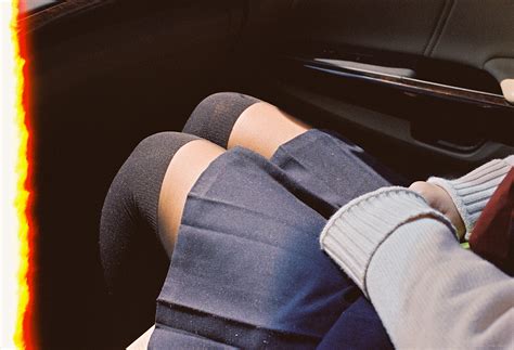 무료 이미지 소녀 포도 수확 귀엽다 필름 비슷한 물건 다리 초상화 손가락 학생 니콘 팔 인간의 몸 맑은 mm 소유 얼굴이없는 코닥 세부