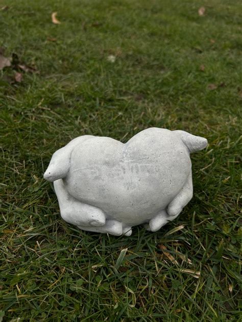 ᐉ Садова фігура статуетка Серце в руках з цементу ручна робота 18х18 см