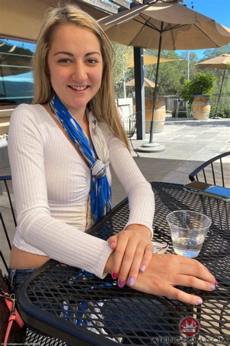 Lily Adams Wallpics Net Wallpapers Photos Pictures Backgrounds