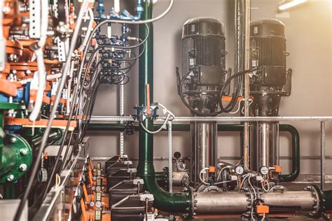 워터 펌프 밸브 압력 게이지 엔진룸 내부 모터의 산업 인테리어 인더스트리얼 스타일에 대한 스톡 사진 및 기타 이미지 인더스트리얼 스타일 보일러 실내 Istock