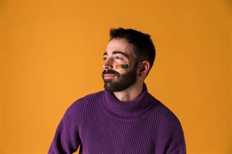 얼굴에 Lgbt 무지개 깃발을 가진 젊은이 무료 사진