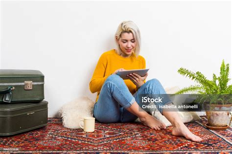 차를 마시고 아파트 바닥에 앉아 메모를 적고 그녀 앞에서 노트북을 펼친 여자 홈 오피스 개념입니다 1에 대한 스톡 사진 및 기타 이미지 Istock