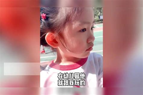 女儿拿着相机狂拍男同学，老父亲当场吃醋连环追问，女儿反应亮了