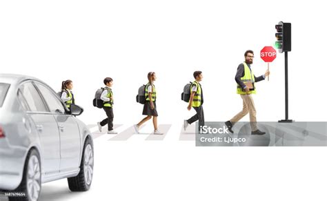 보행자 얼룩말 횡단보도에서 길을 건너는 교사와 함께 있는 아이들 30 34세에 대한 스톡 사진 및 기타 이미지 30 34세 4 5세 6 7 살 Istock