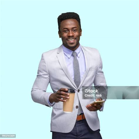 허리 까지 초상화 전면보기 카메라를보고 한 사람 만 잘 생긴 사람의 곱슬 머리 짧은 머리 아프리카 민족 세대 Z 남성 젊은 남성 사업가 서 양복 Z세대에 대한 스톡 사진 및