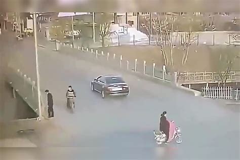 没见过这么惨烈的车祸，要不是监控，根本不相信小伙会出这样意外监控小伙车祸
