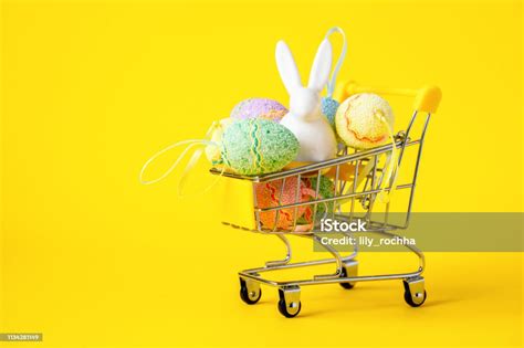 행복 한 부활절 배경입니다 밝은 노란색 종이에 쇼핑 카트에 다채로운 부활절 달걀 축제 개념입니다 텍스트의 공간을 복사 합니다 4월에 대한 스톡 사진 및 기타 이미지 Istock