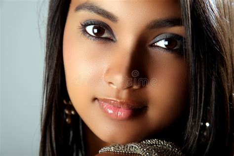 Headshot Renversant De Belle Jeune Fille Noire Photo Stock Image Du Effectuez Chemin