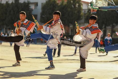 贵州纳雍苗族芦笙舞进校园 人民图片网