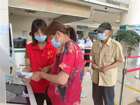 关爱老年人门诊就医便民服务——市人民医院门诊部为老年患者提供志愿服务