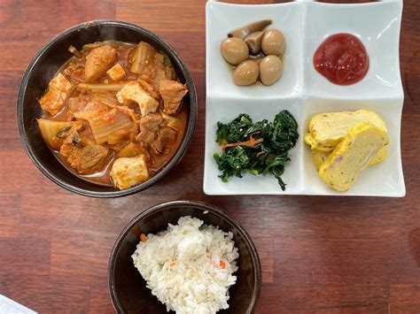 나은진 1월 16일 난진테이블스텝밀 돼지고기김치찌개 를 끓이며 생각합니다 어머님아버님이 농사지은 고춧가루와 배추로 담근 김치로 끓이는 이 김치찌개 정말 진짜