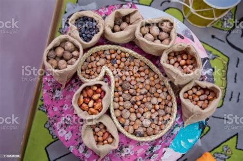 헤 즐 넛와 하드 쉘 호두의 혼합입니다 말린된 헤이즐넛과 호두 근접 촬영 개 암 호두 견과류 그리고 그릇에 작은 가방 개 암 호두 Buta Khonca에 있다 0명에 대한