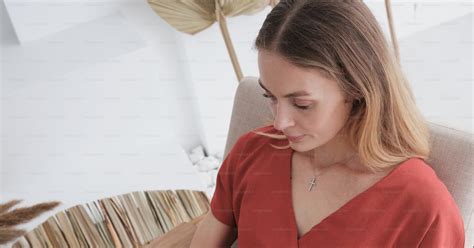 의자에 앉아 책을 읽는 여자 사진 Unsplash의 소녀 이미지